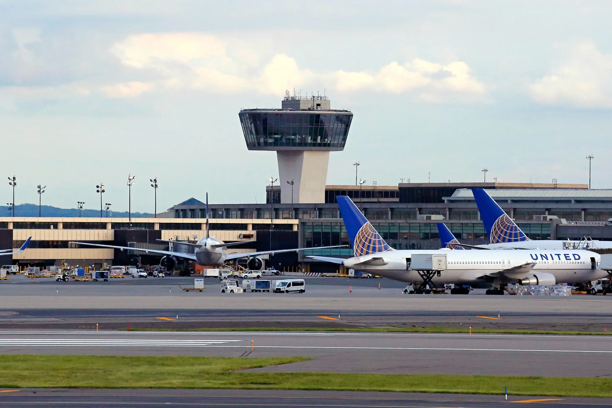 EWR Long Term Parking from $5.99/day. Book Now & Save 70%